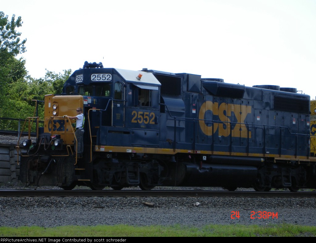 CSX 2552 is a remote controlled engine